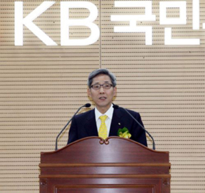윤종규 KB금융 회장 "경영정상화까지 겸임 유지, WM·CIB 투자확대"