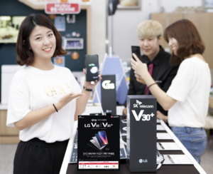 SKT, 21일부터 LG V30 판매 개시···128GB·오로라 블랙 인기